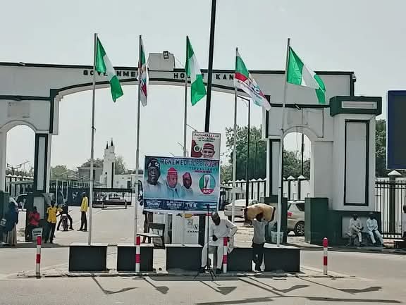 APC Flags Replace NNPP At Kano Government House - Dailygazettenig